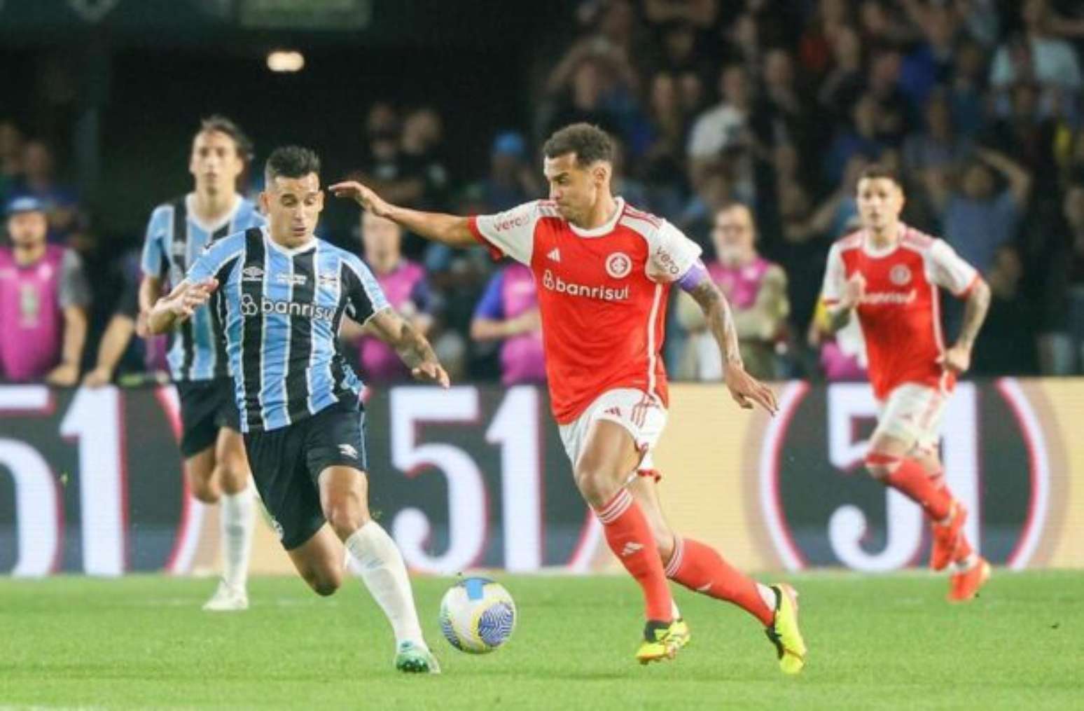 Vitão marca e dá vitória ao Inter no primeiro Gre-Nal pós-tragédia no RS