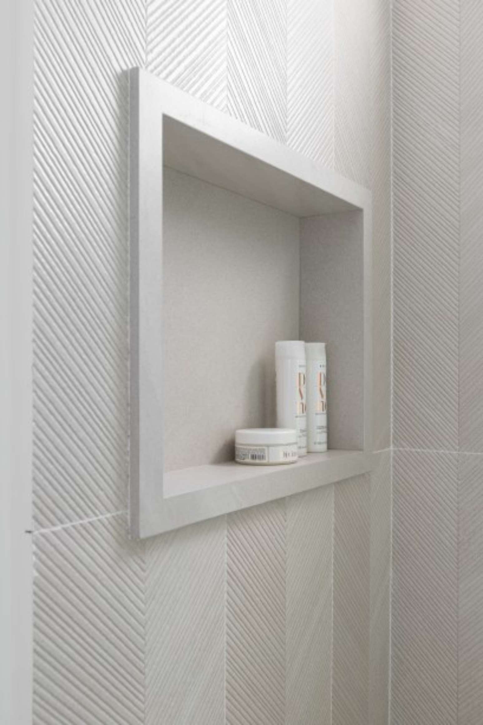 Aconchego e praticidade: apê possui piso de porcelanato e vinílico