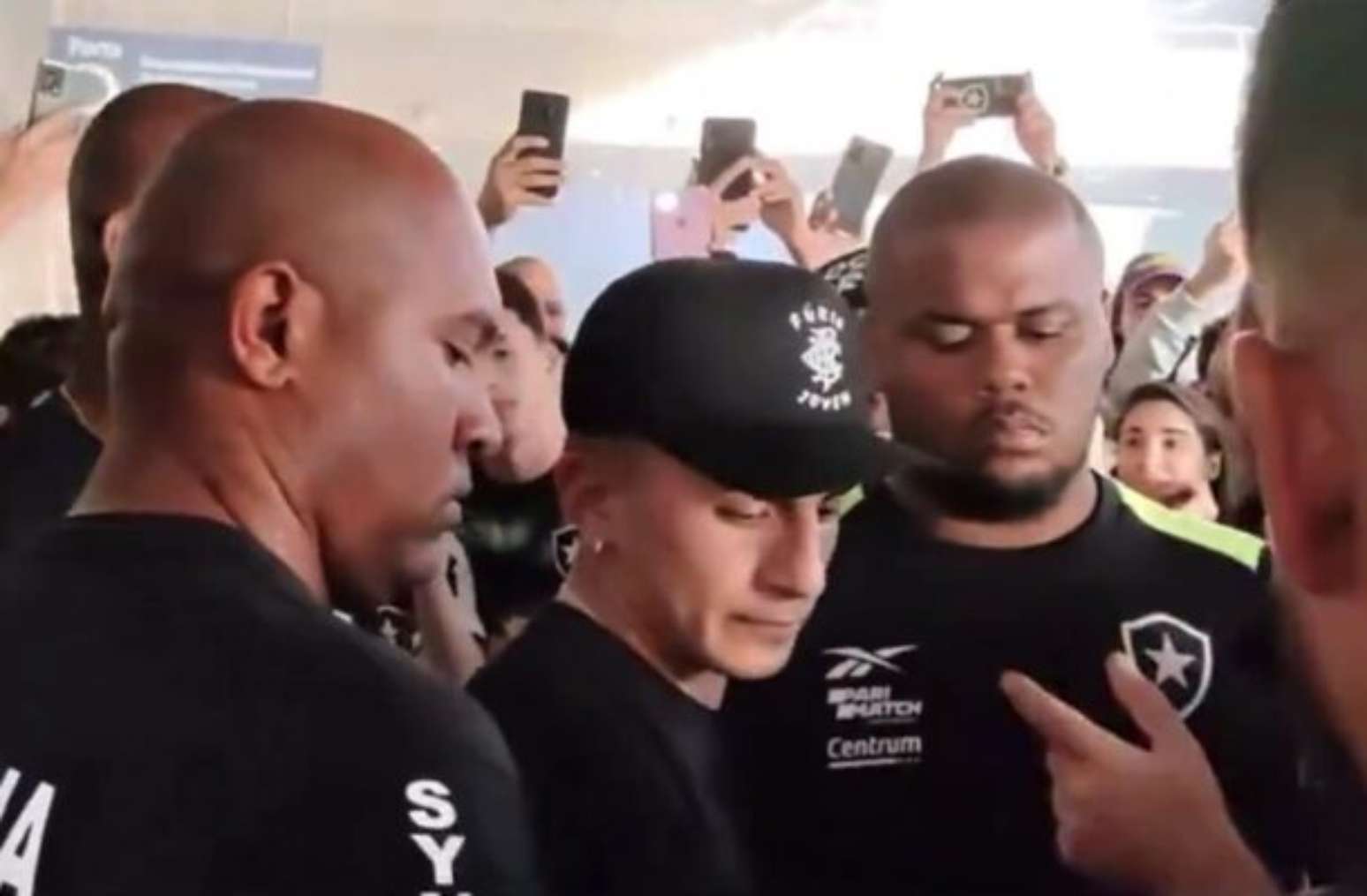 Almada chega ao Rio de Janeiro para assinar com o Botafogo