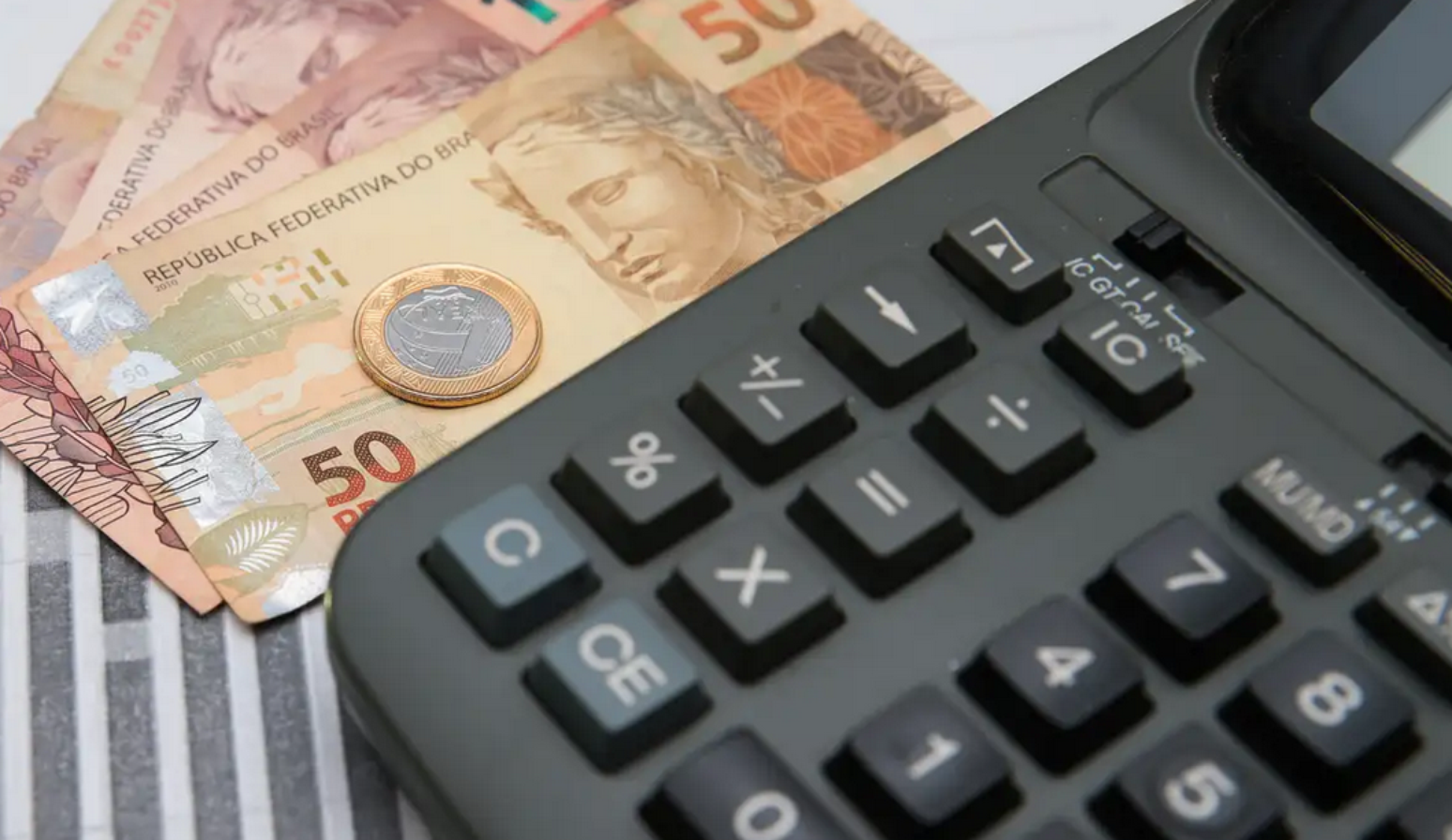 Rendimento médio dos brasileiros bate recorde em 2024, em R$ 3.057