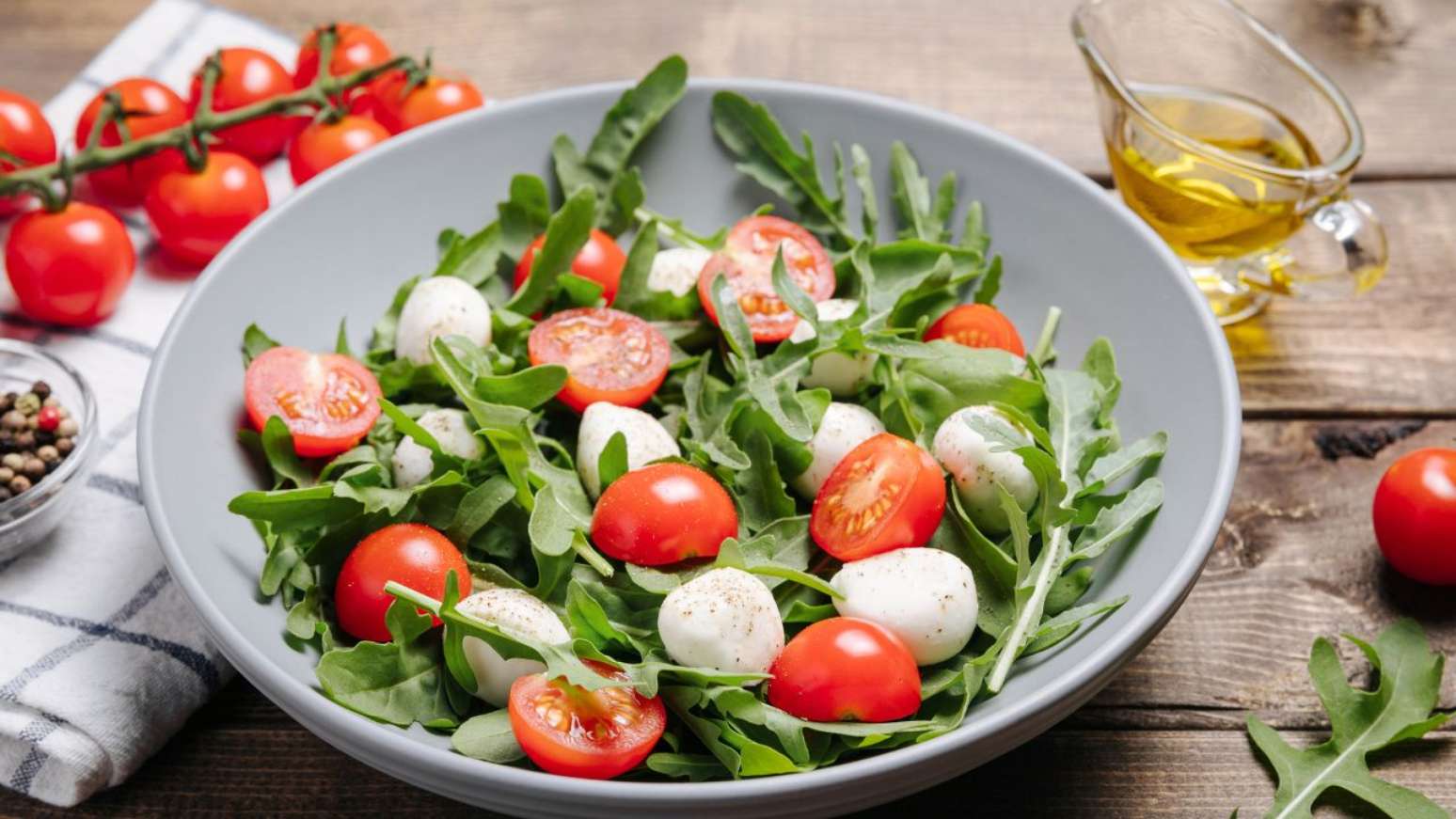 Salada especial de rúcula: receita fácil que vai deixar a dieta bem ...