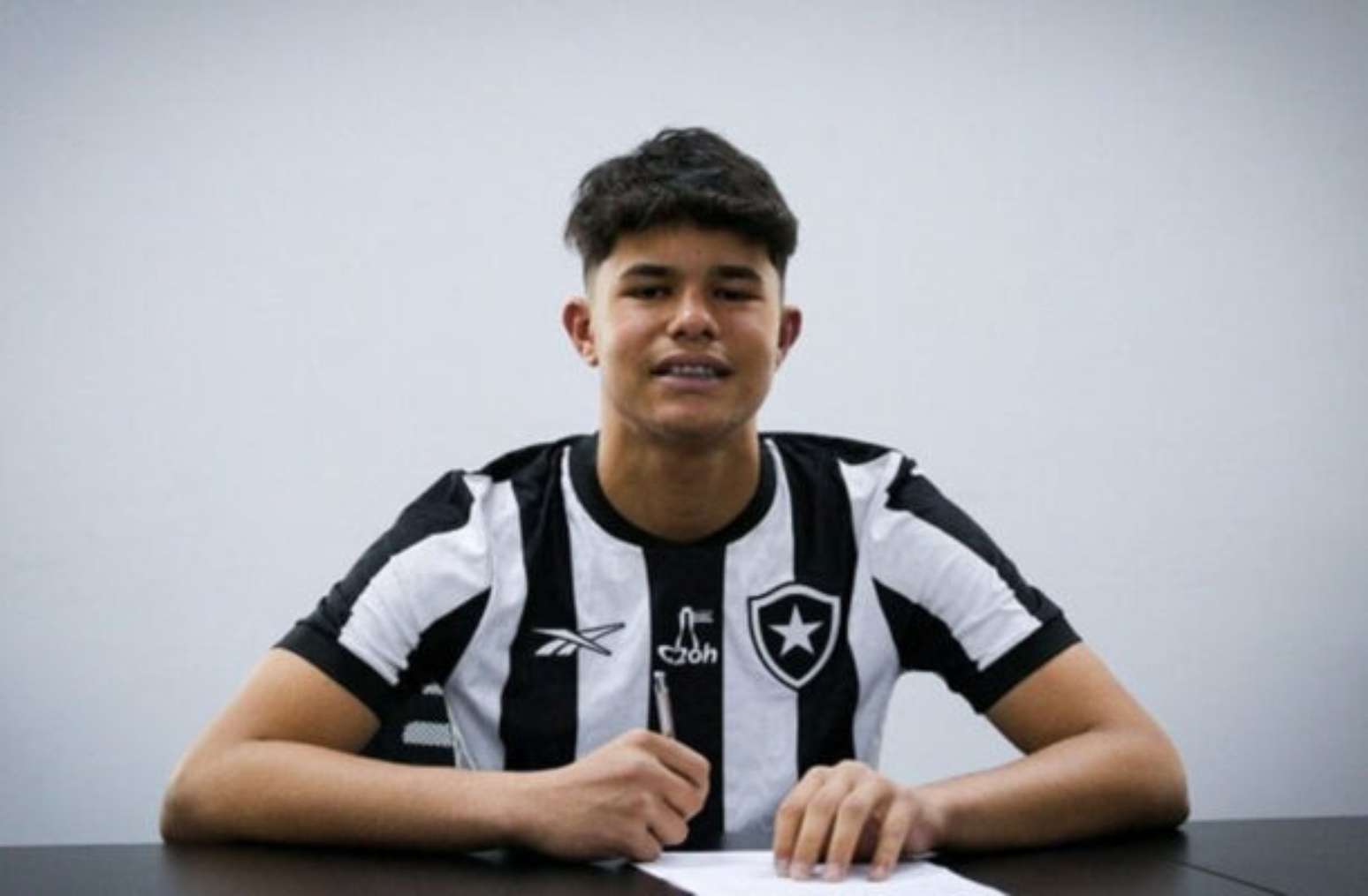 Botafogo acerta contratação de Bruninho, filho do ex-goleiro Bruno