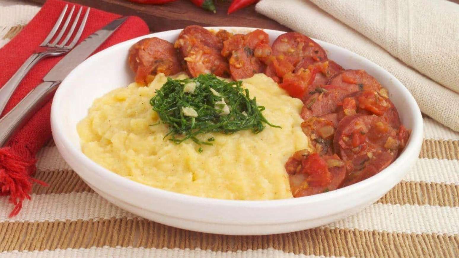 Angu mole com linguiça: comida mineira simples e deliciosa