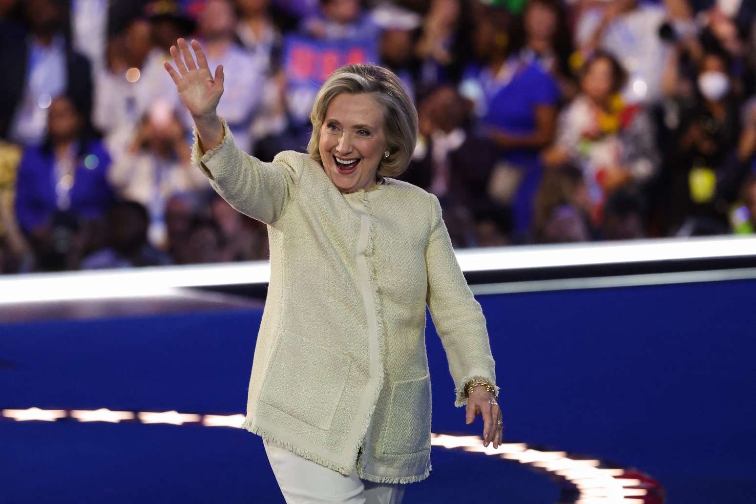 Hillary Clinton empolga convenção e pede que EUA elejam primeira mulher ...