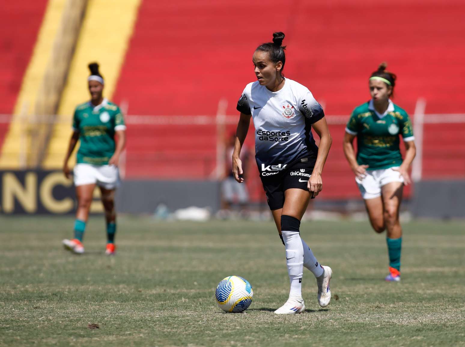 Atacante do Corinthians é indicada para a disputa da Bola de Ouro feminina