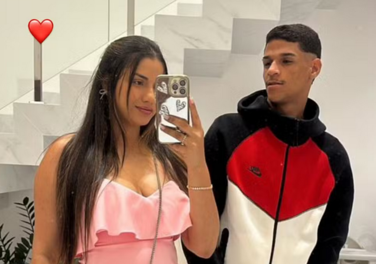 'Receba'! Luva de Pedreiro reata romance com Távila Gomes