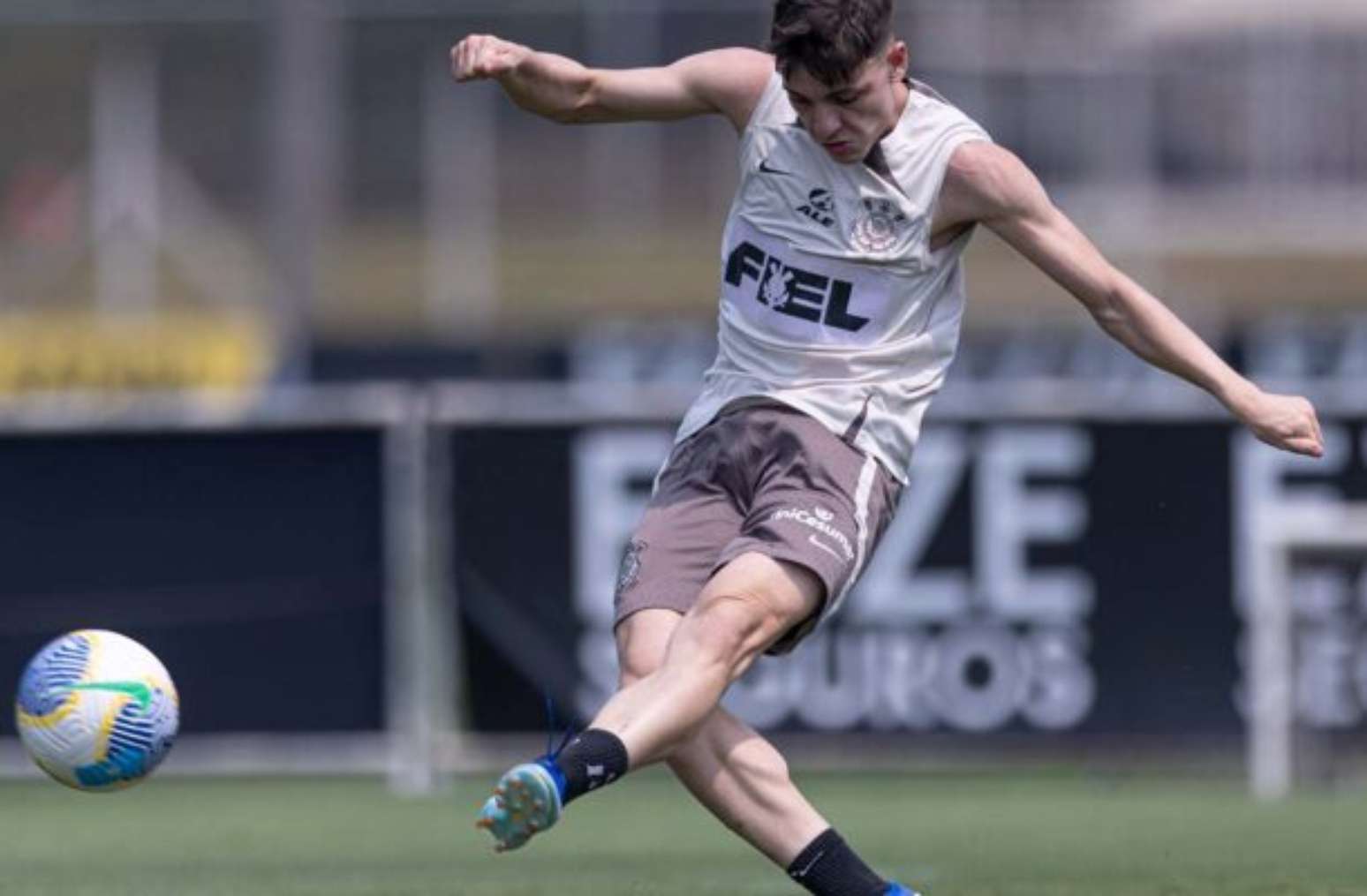 Breno Bidon revive no Corinthians e tenta ganhar espaço em setor reforçado