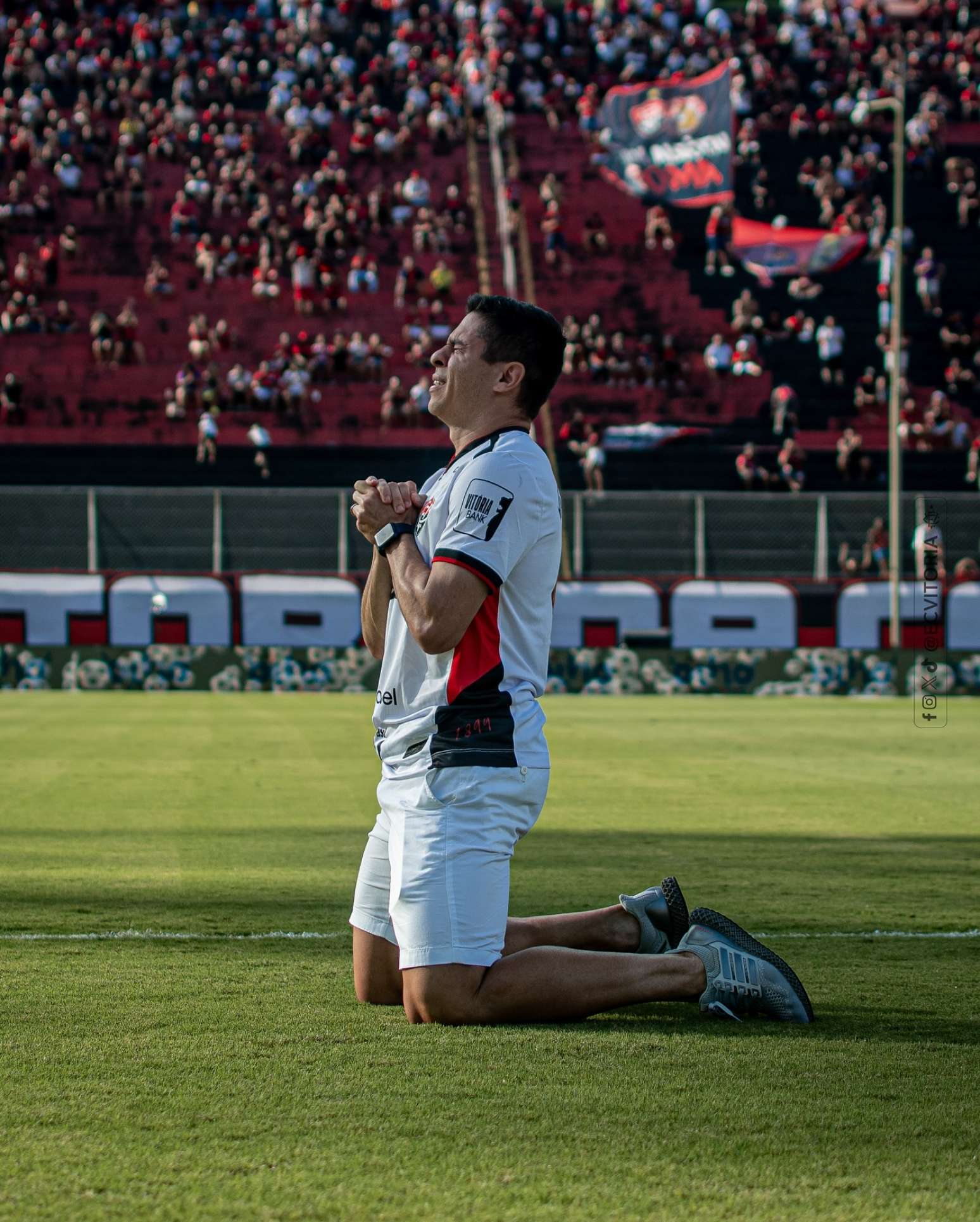 Osvaldo acompanha partida entre Vitória e Juventude após alta médica