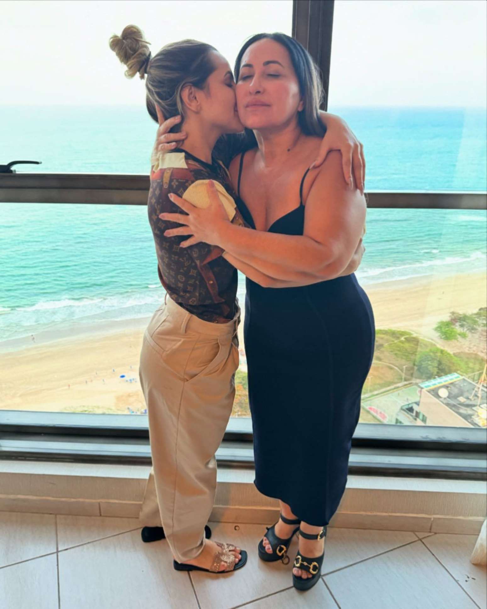 Deolane Bezerra celebra liberdade ao lado da mãe