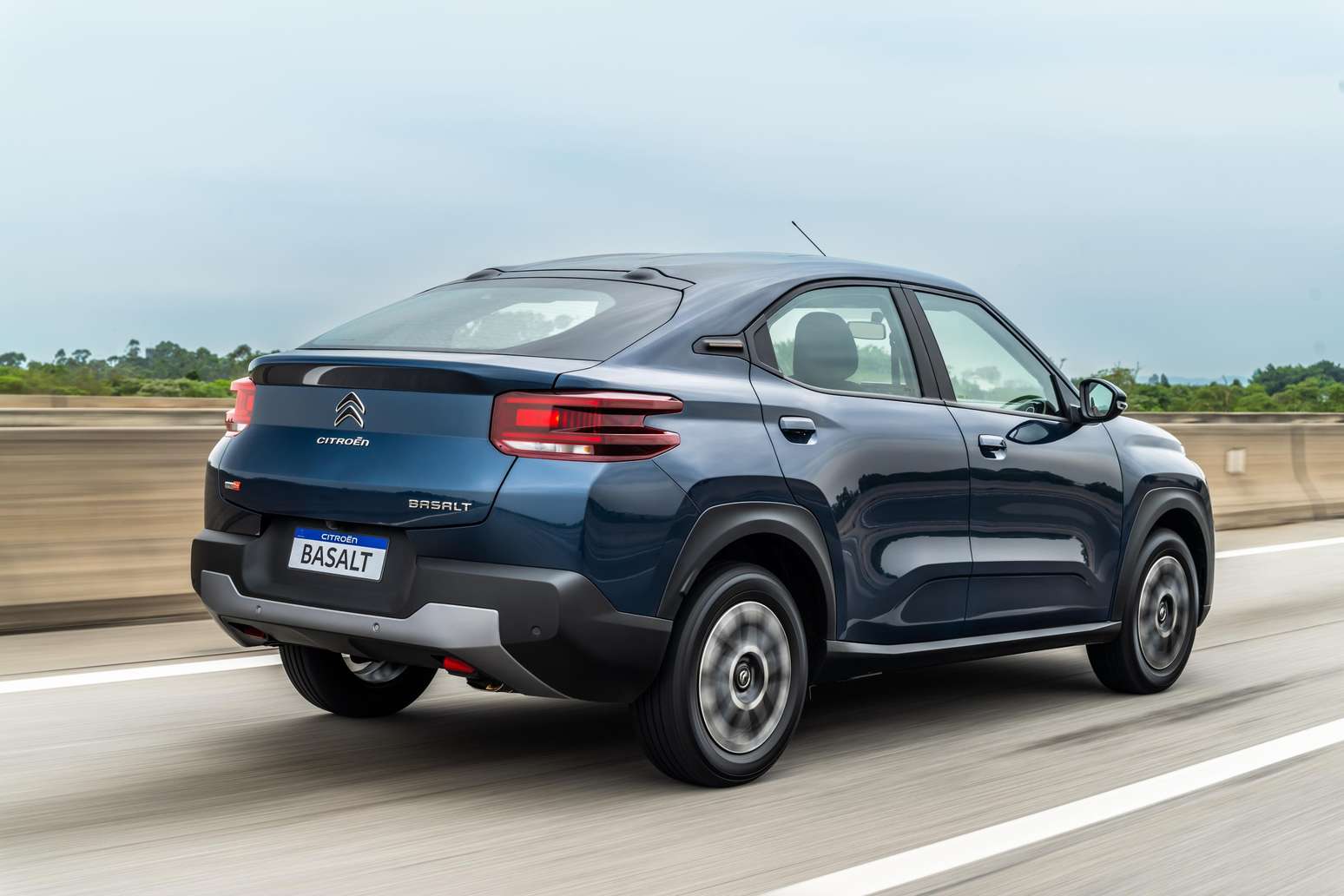 Citroën Basalt terá versão especial Dark Edition na linha 2026