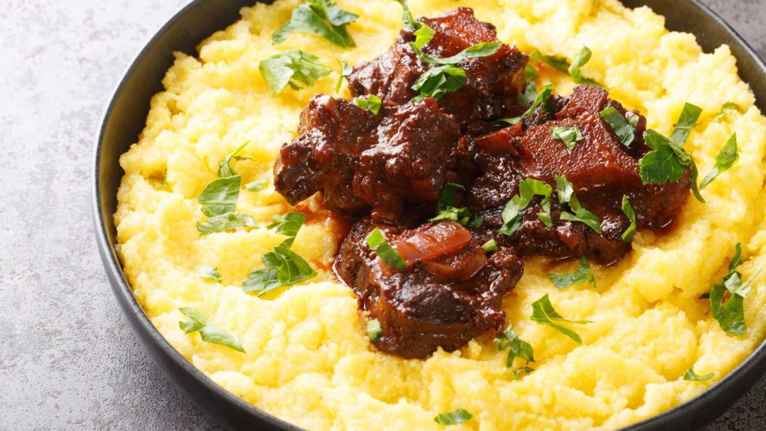 Rabada tradicional: aprenda a fazer a receita com polenta