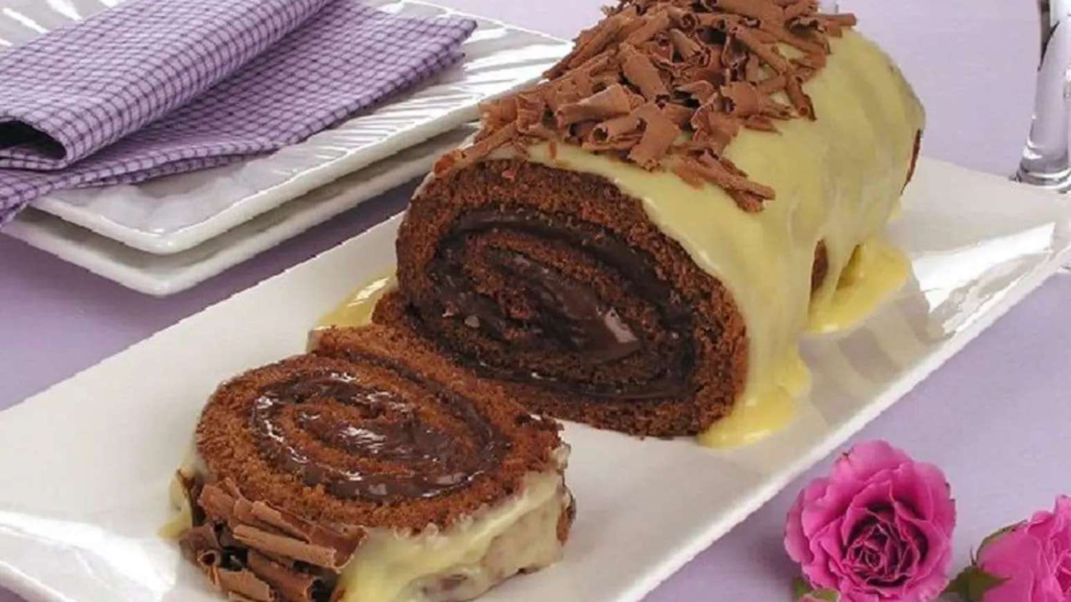 Rocambole de chocolate fácil perfeito para servir no café da tarde