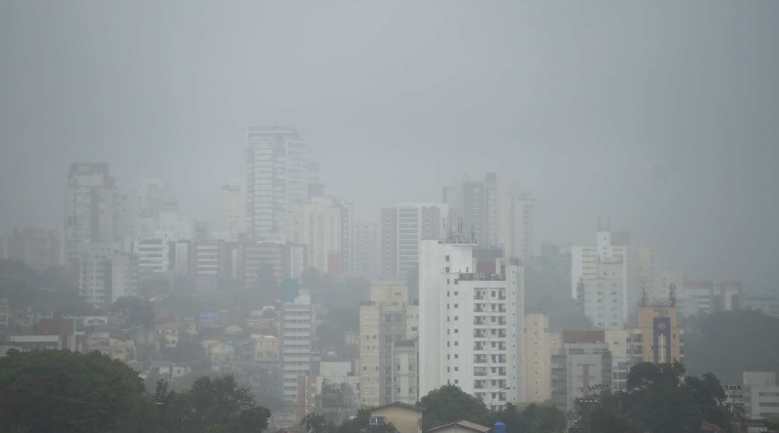 Após chuva de ontem, mais de 23 mil clientes da Enel ainda estão sem ...