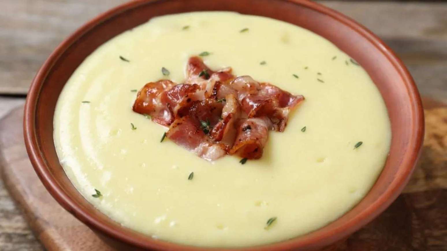 Sopa cremosa de batata com bacon: receita completa e quentinha