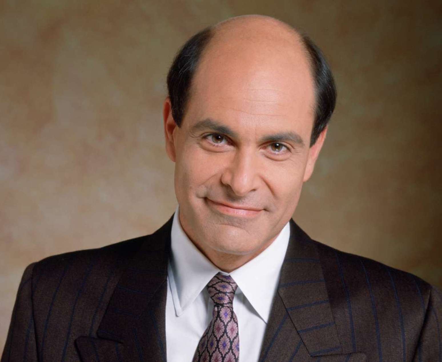 Alan Rachins, ator indicado ao Emmy e ao Globo de Ouro, morre aos 82 anos