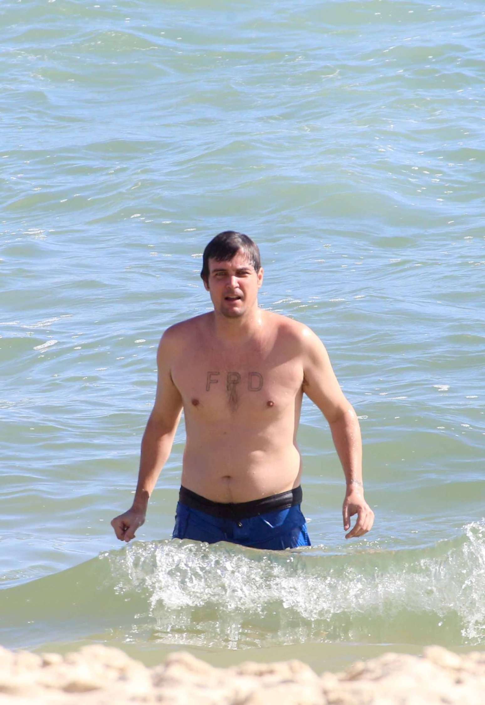 Lembra dele? Galã dos anos 2000, Felipe Dylon curte praia no Rio