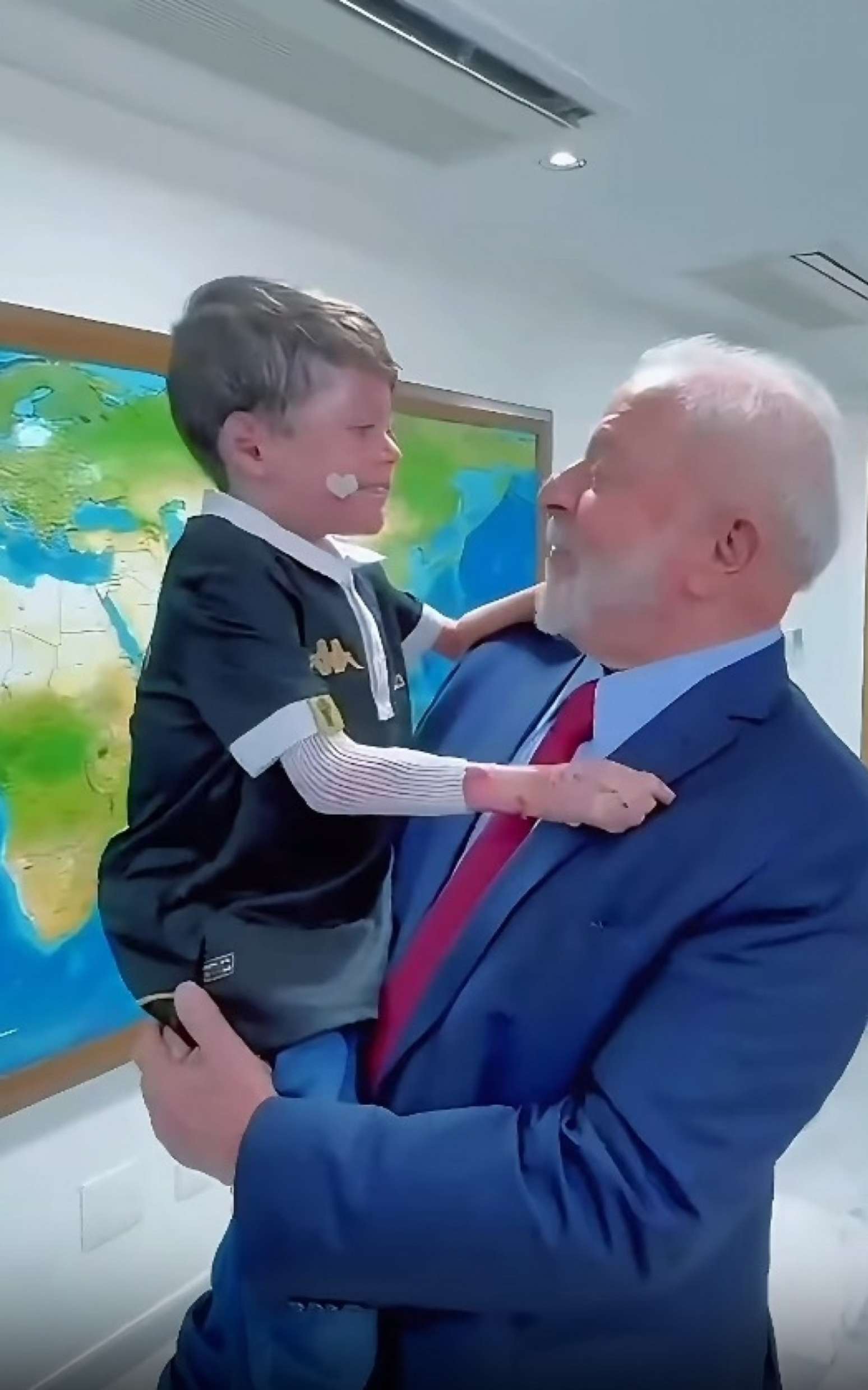 Lula celebra vitória do menino Gui como melhor torcedor no Fifa The Best