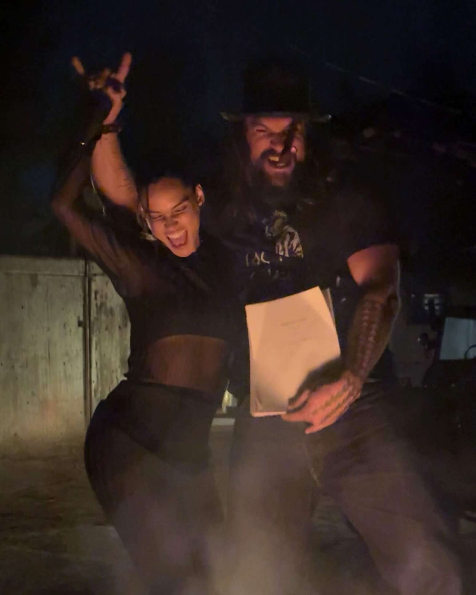 Jason Momoa compartilha imagens do roteiro de filme com Lobo