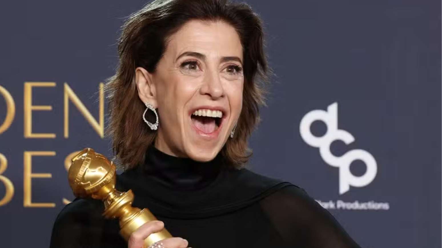 Fernanda Torres e Demi Moore brilham no Globo de Ouro e posam juntas ...