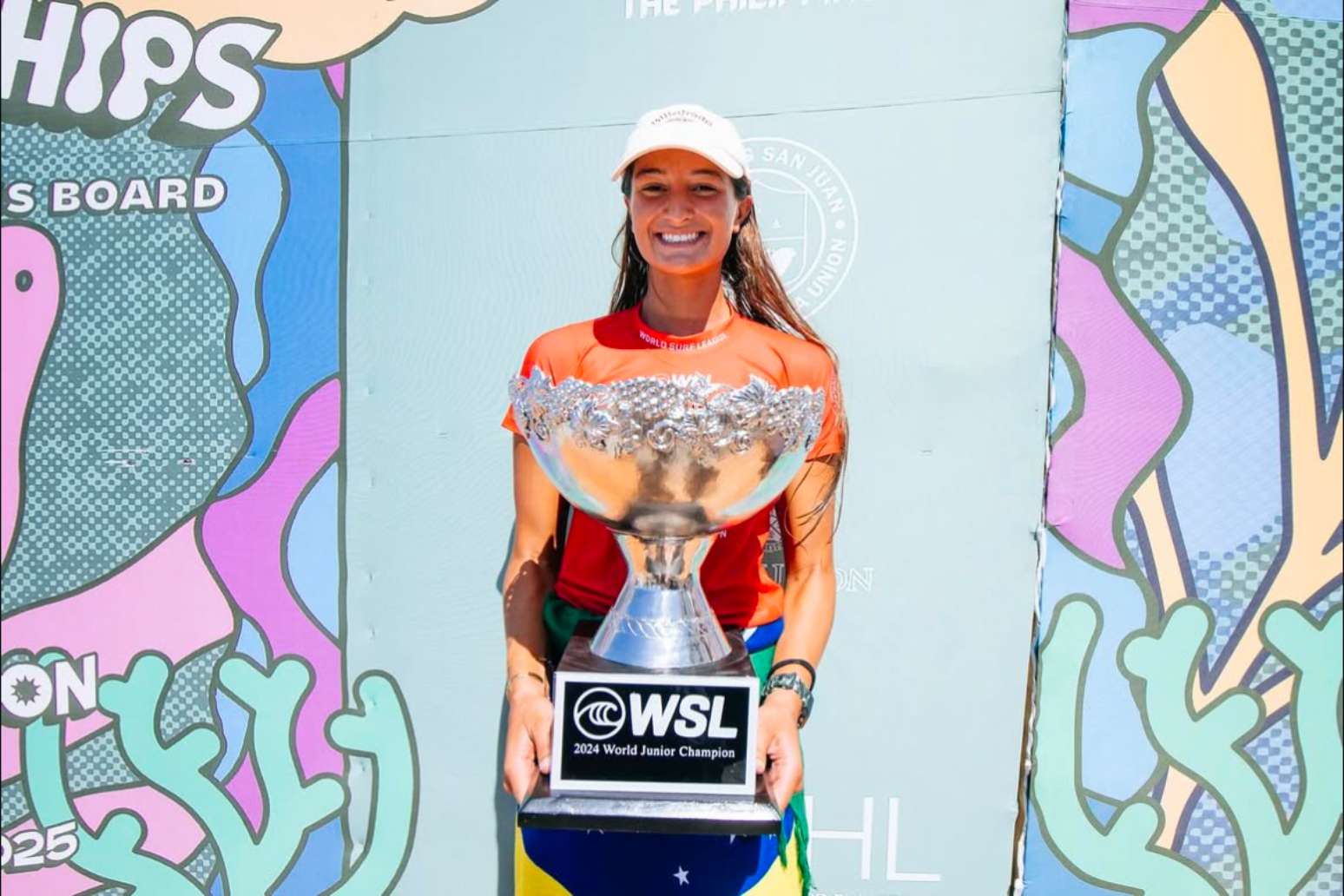 Luana Silva vira na última onda e é campeã do Mundial Júnior da WSL