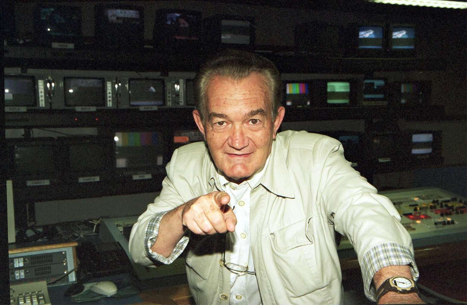 Morre Léo Batista, ícone do jornalismo esportivo, aos 92 anos