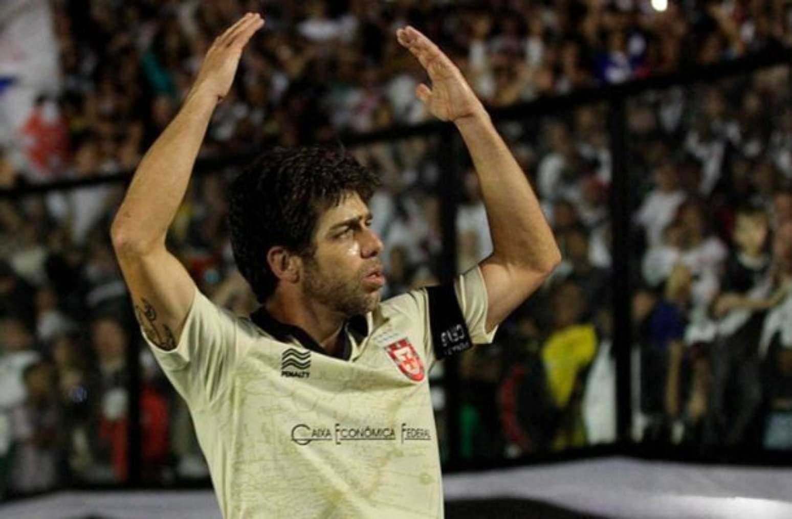 Vasco exalta Juninho Pernambucano, que completa 50 anos