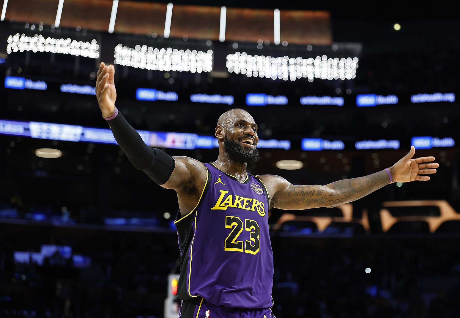 LeBron James dá show na NBA e narrador viraliza com reação inusitada