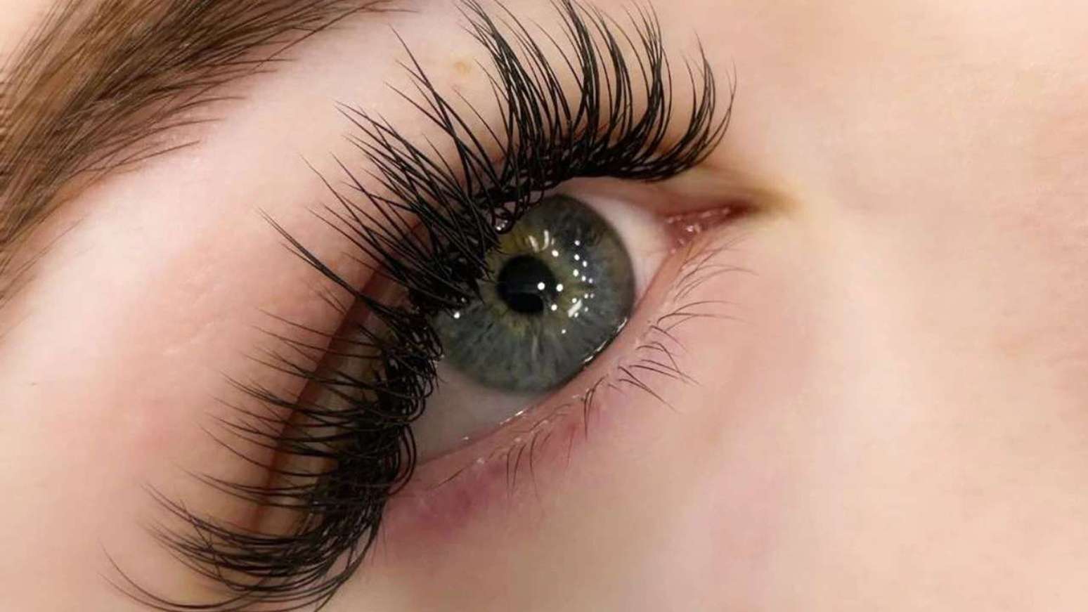 Volume brasileiro: conheça técnica para cílios volumosos