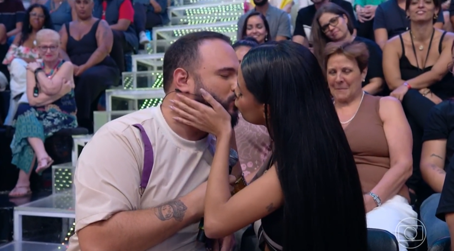 Ed Gama causa alvoroço no 'Domingão' com beijo técnico em mulher na ...