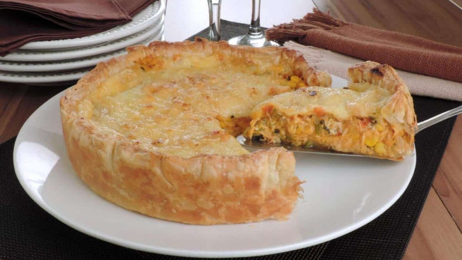 Empadão de frango cremoso com requeijão e massa folhada