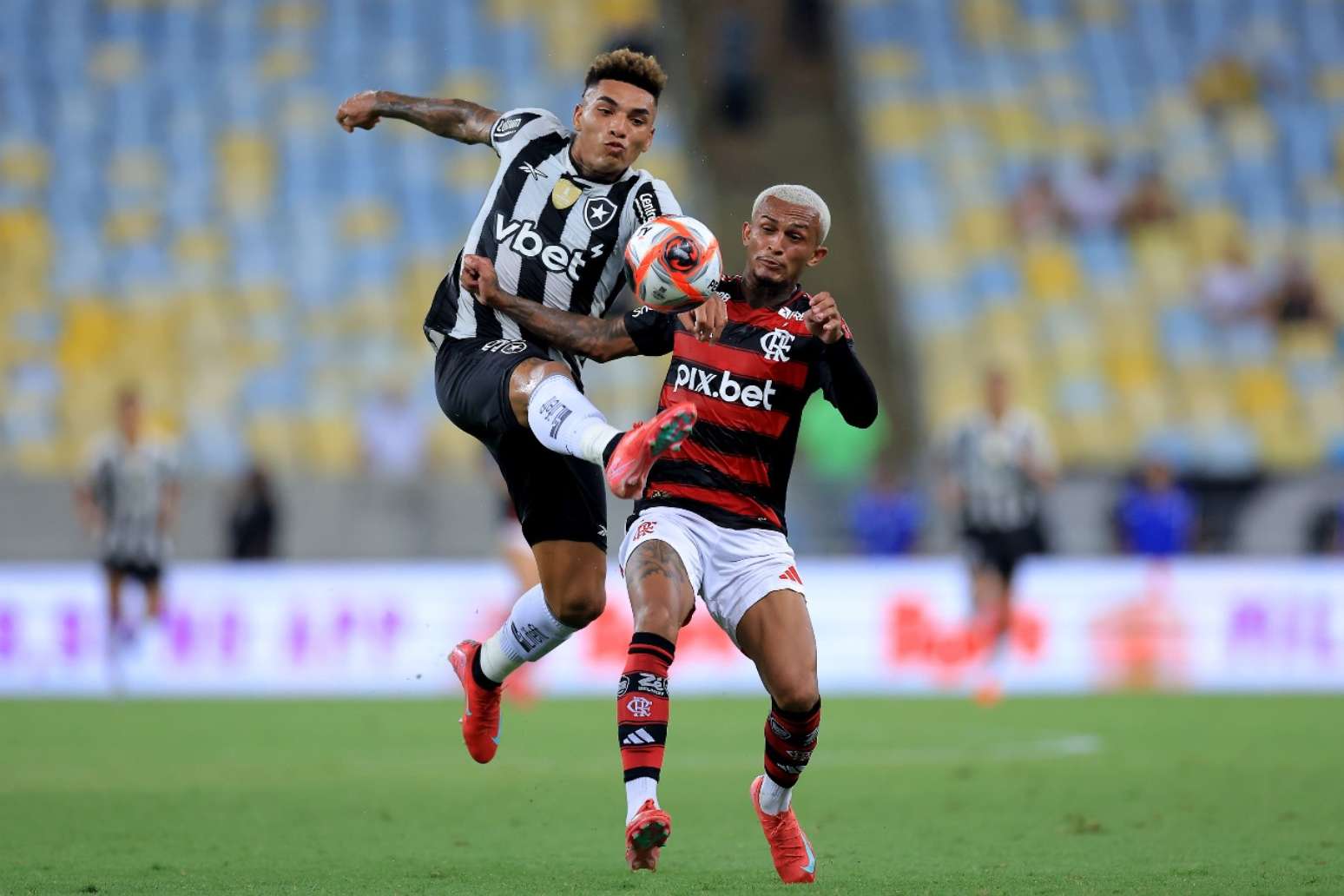 Com Gol de Léo Ortiz e confusão, Flamengo bate Botafogo pelo Carioca