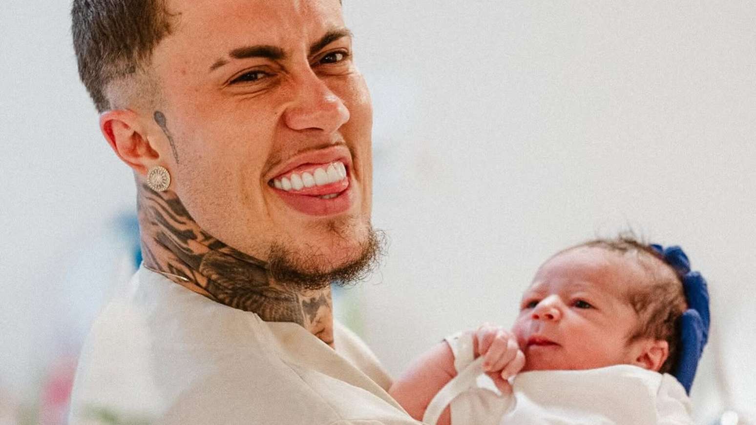 Internet se revolta e detona ao descobrir quem é o padrinho do filho de ...