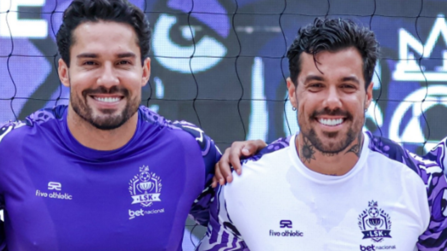 Ex-fazenda Bil Araújo e Lipe Ribeiro se enfrentam em desafio de futevôlei