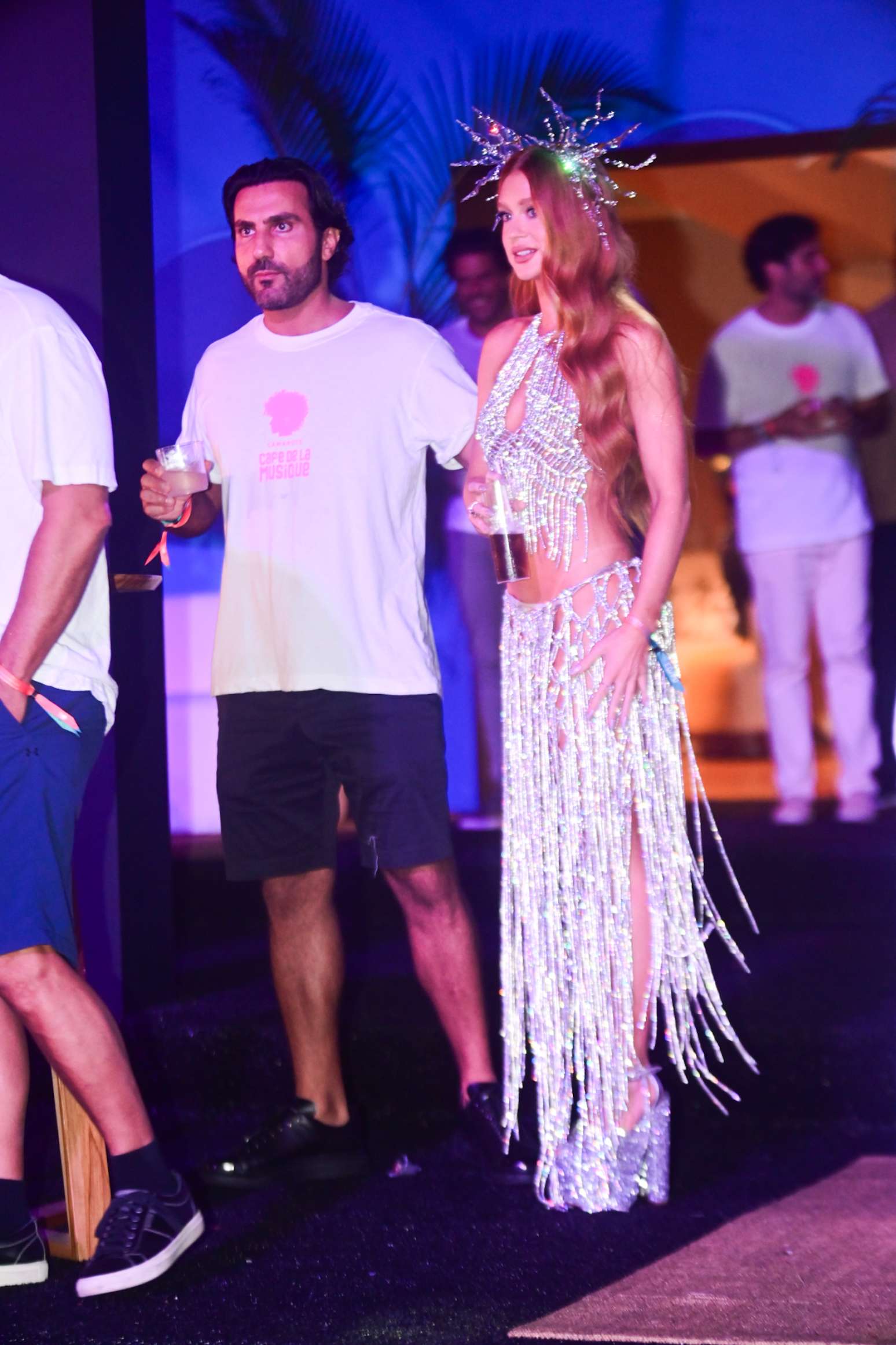 Marina Ruy Barbosa faz topless em clima carnavalesco