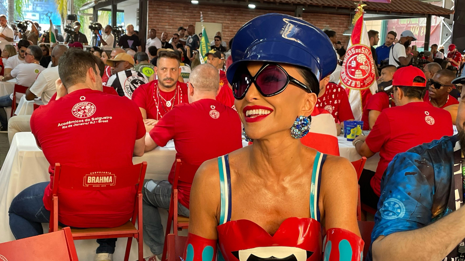 Sabrina Sato acompanha apuração das escolas de samba do RJ com 'dentes ...