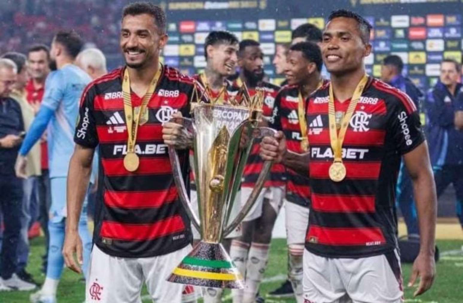 Danilo e Alex Sandro, do Flamengo, chegam a 10 títulos juntos