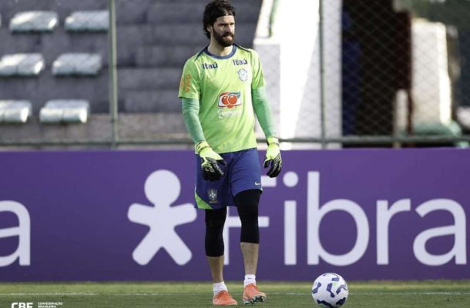 Alisson recebe homenagem por superar 100 convocações na Seleção