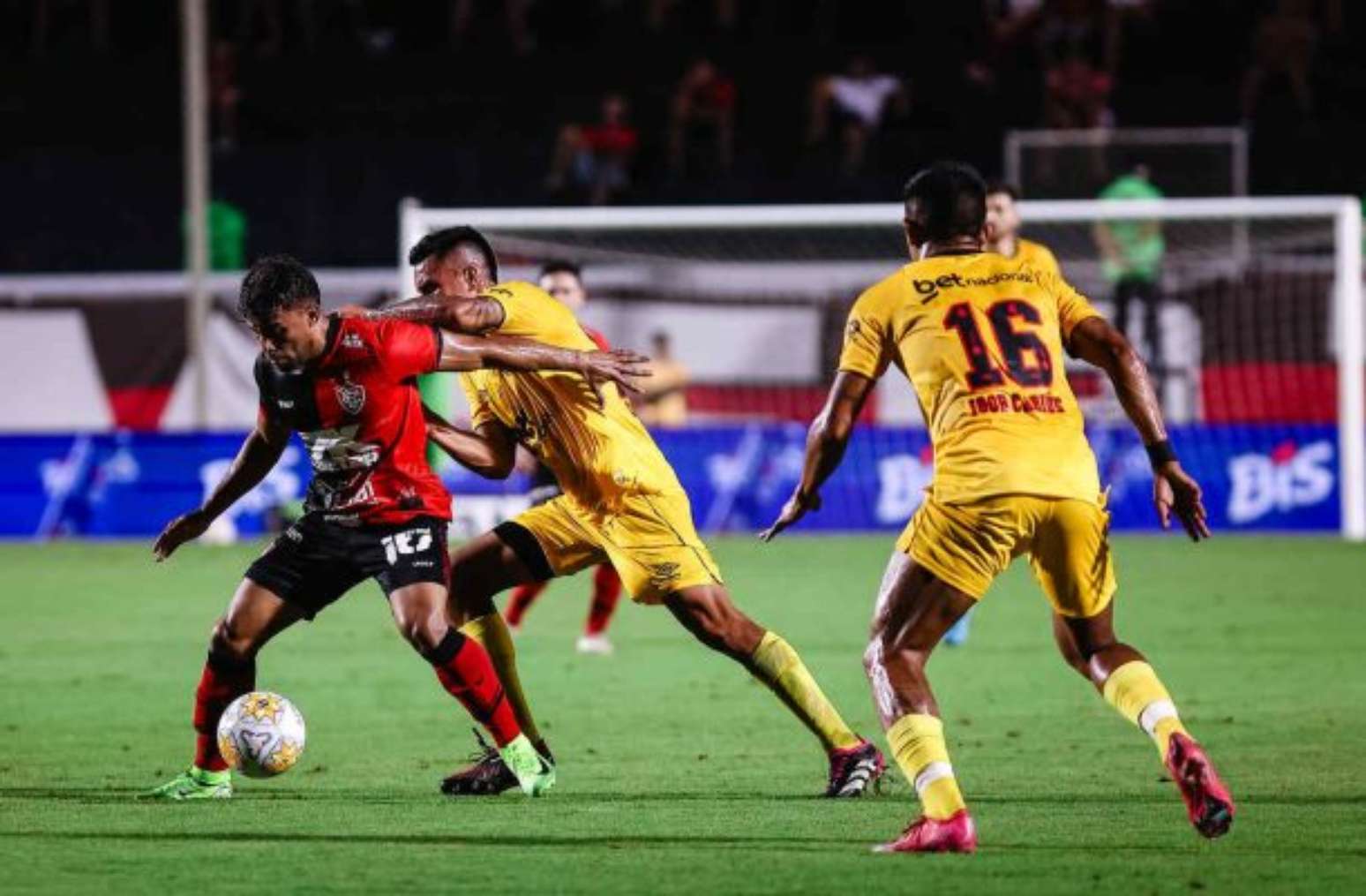 Vitória supera Sport, arranca liderança do rival e garante ...