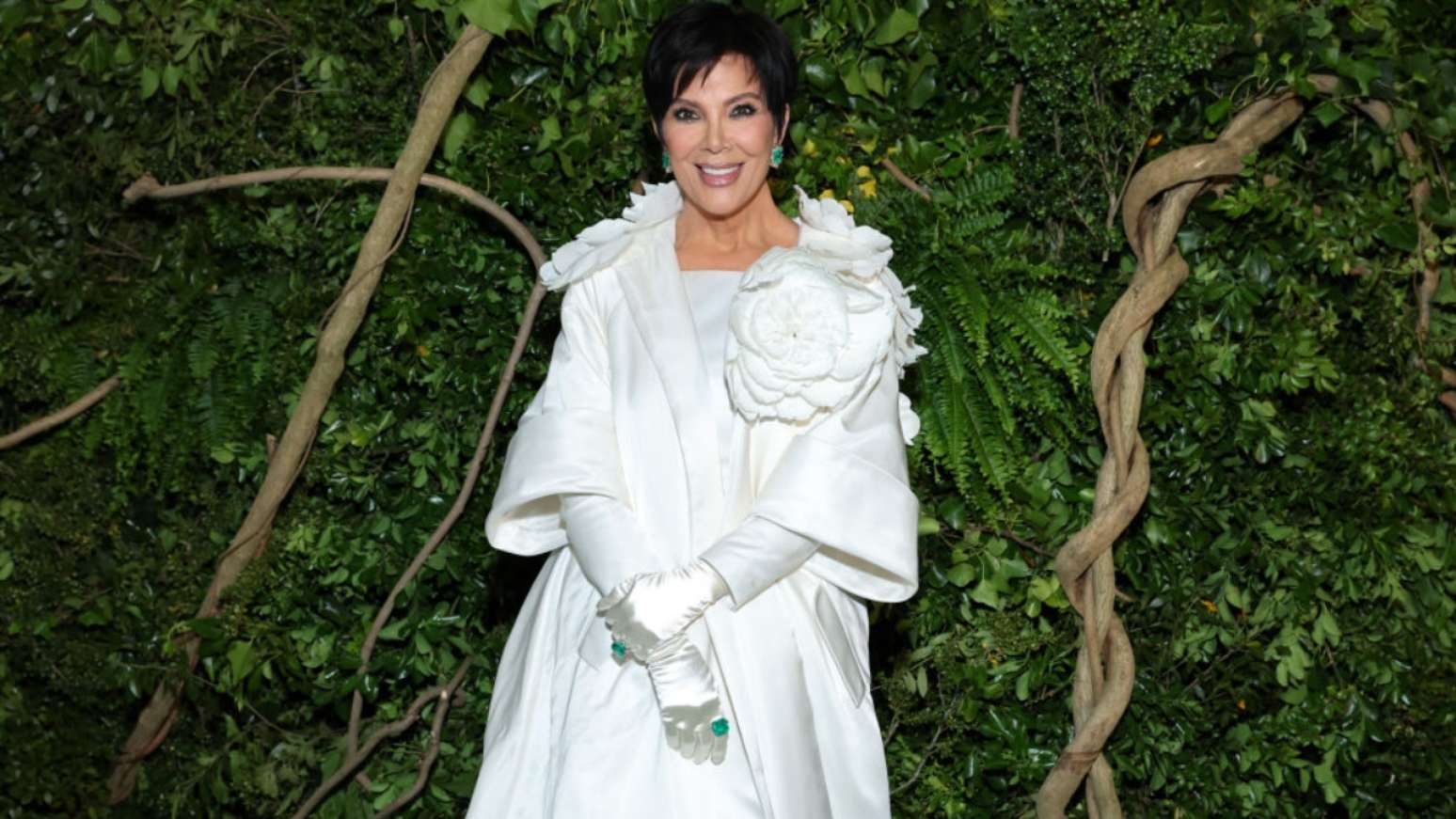 Kris Jenner surge irreconhecível com novo visual e internautas a comparam a Kim Kardashian