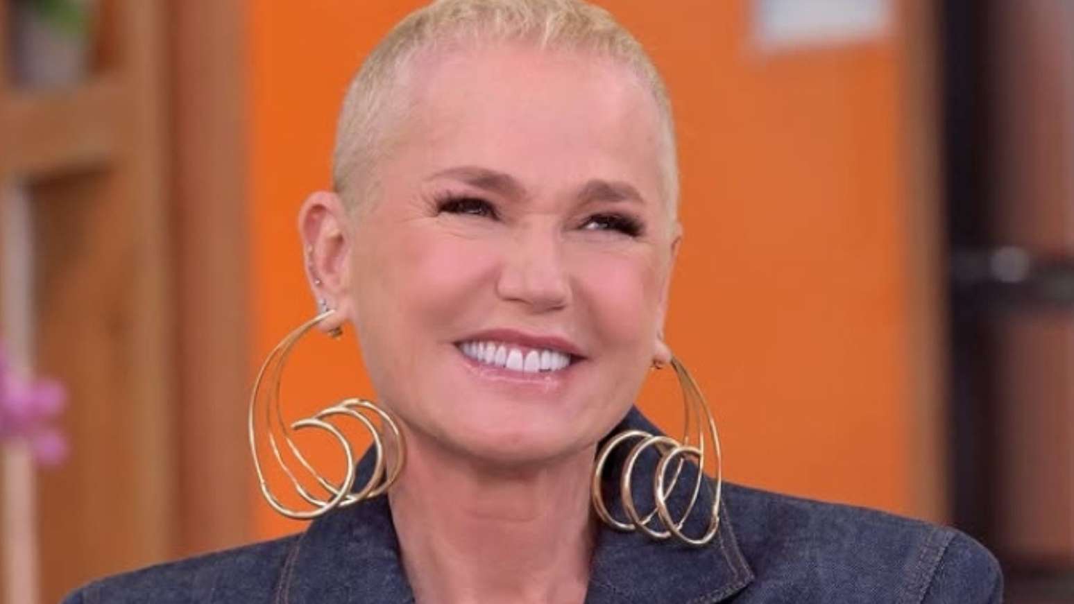 Xuxa completa 62 anos e recebe surpresa emocionante no 'Mais Você'