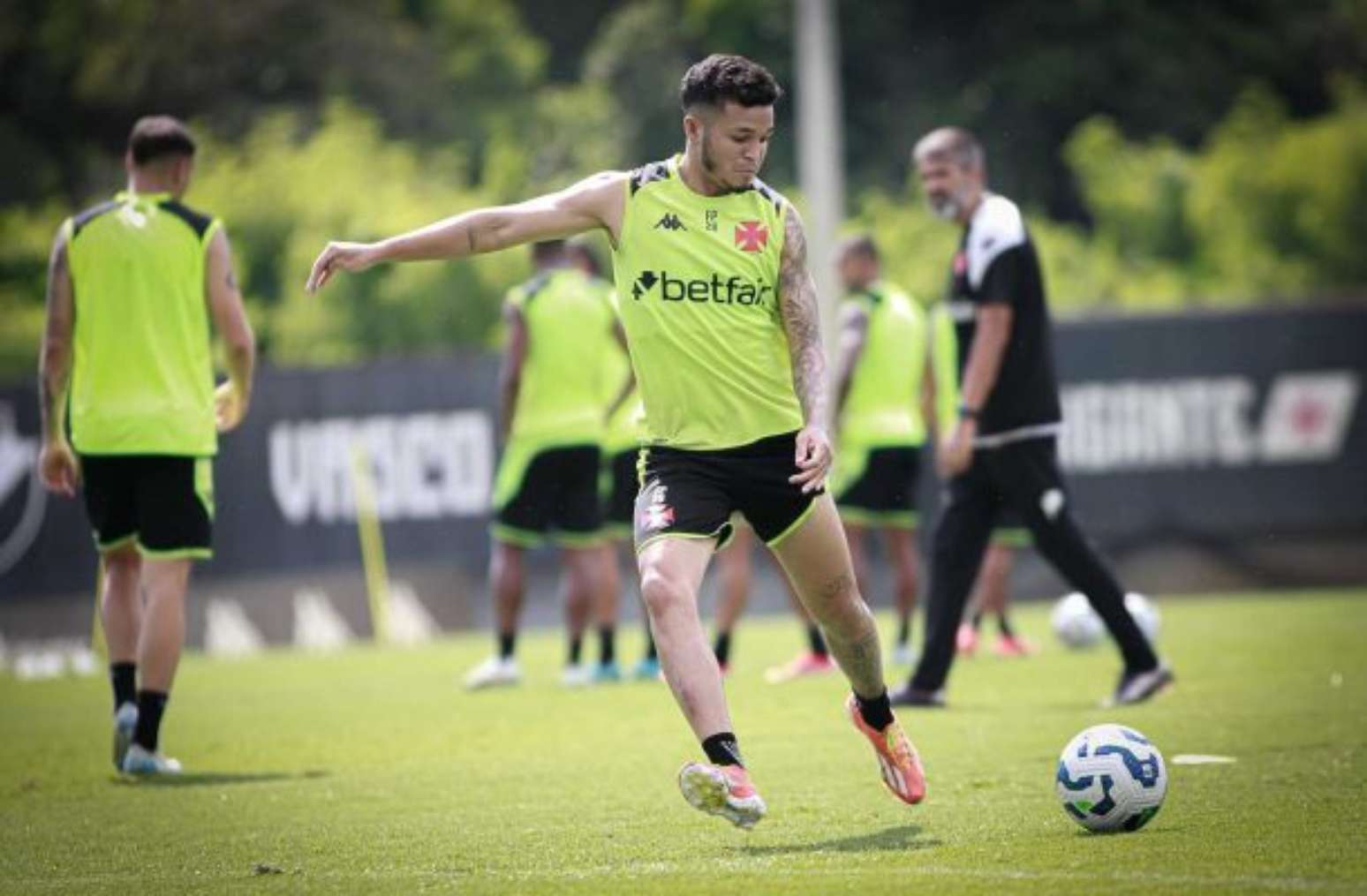 Adson comenta retorno ao Vasco; Lucas Freitas e Teixeira comemoram