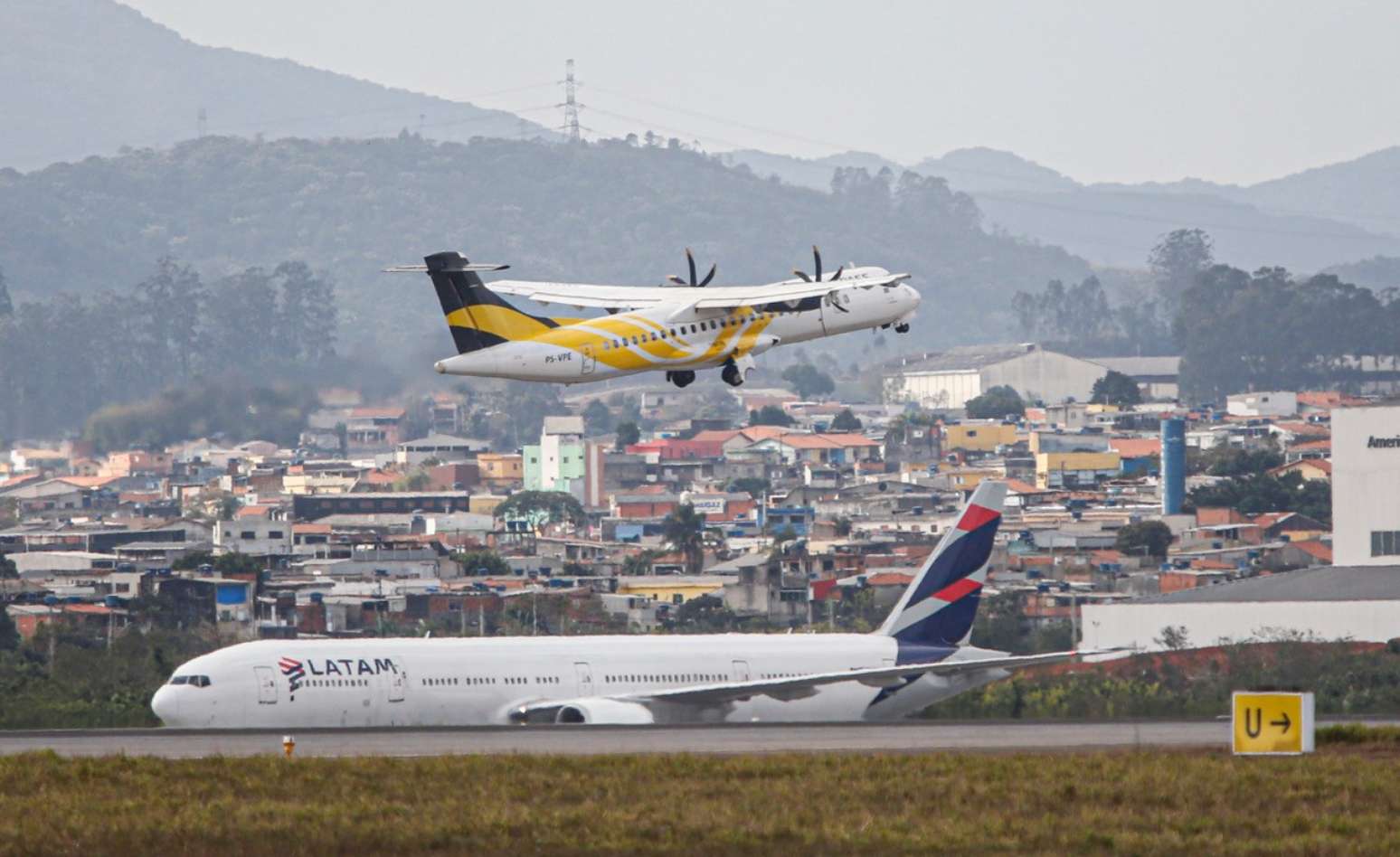 Brasileiro é preso no aeroporto em Guarulhos após tentar abrir porta de ...