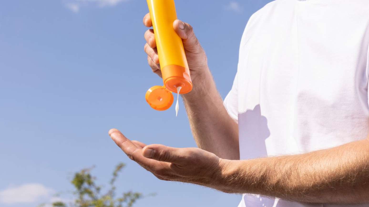 Entenda como passar o protetor solar da forma correta