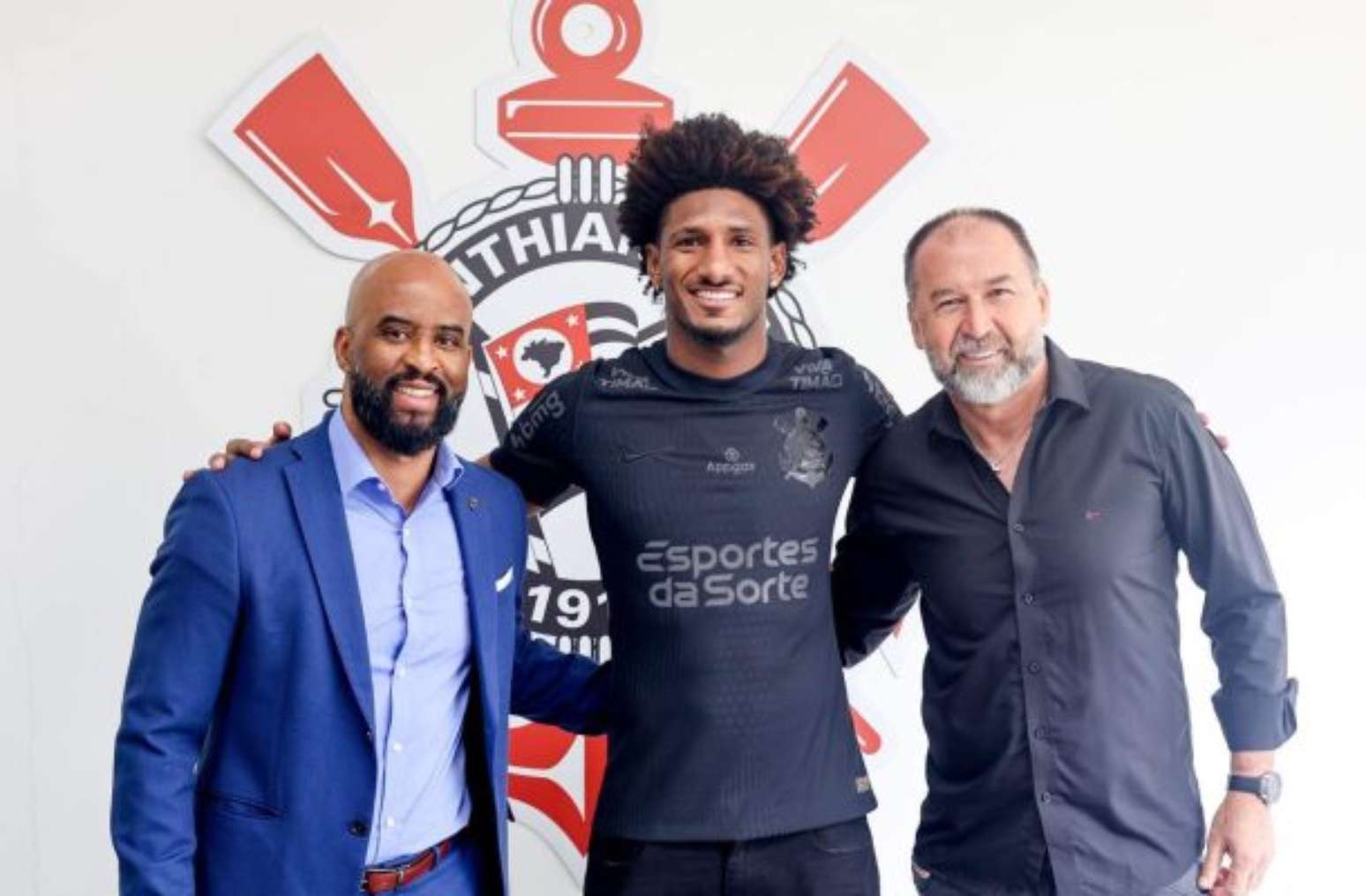 Corinthians anuncia renovação de empréstimo de Talles Magno