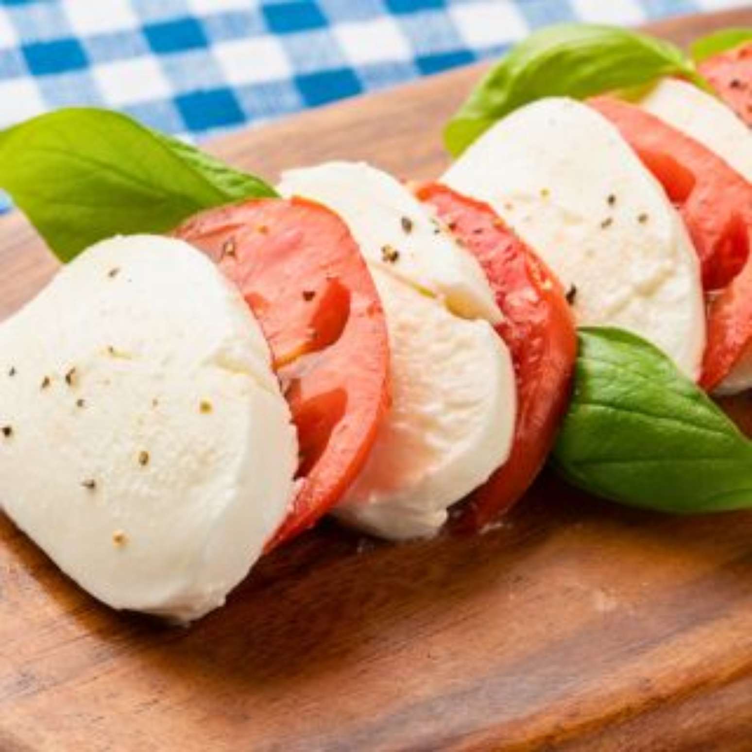 Salada caprese tradicional ou gourmet: 2 receitas fáceis