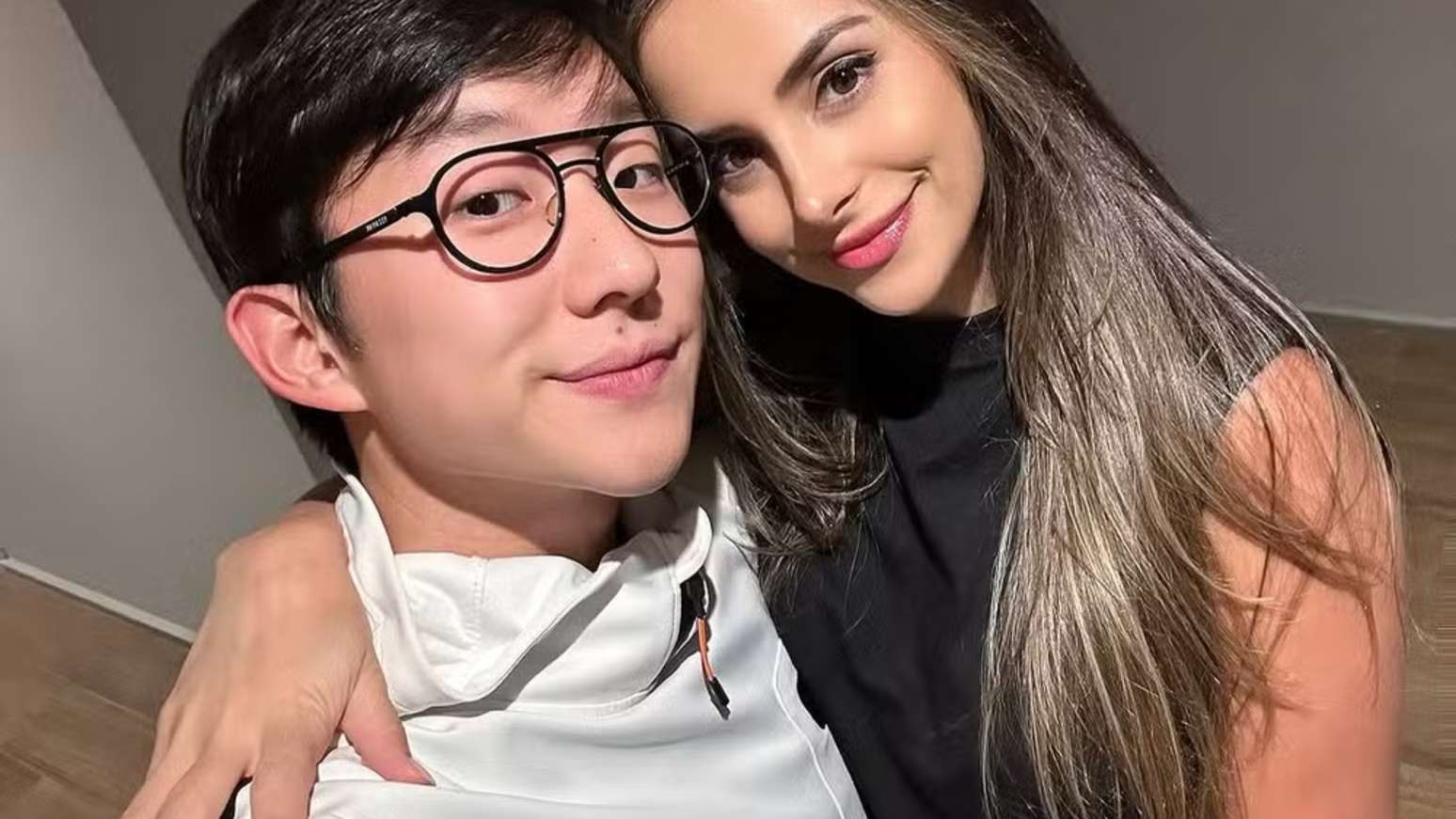 Pyong Lee surge nas redes sociais com nova namorada: 'Te amo infinito'