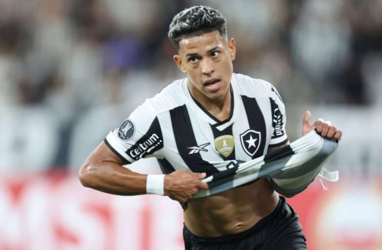 Matheus Martins reconhece dificuldade em vitória do Botafogo: 'Precisamos ter paciência'