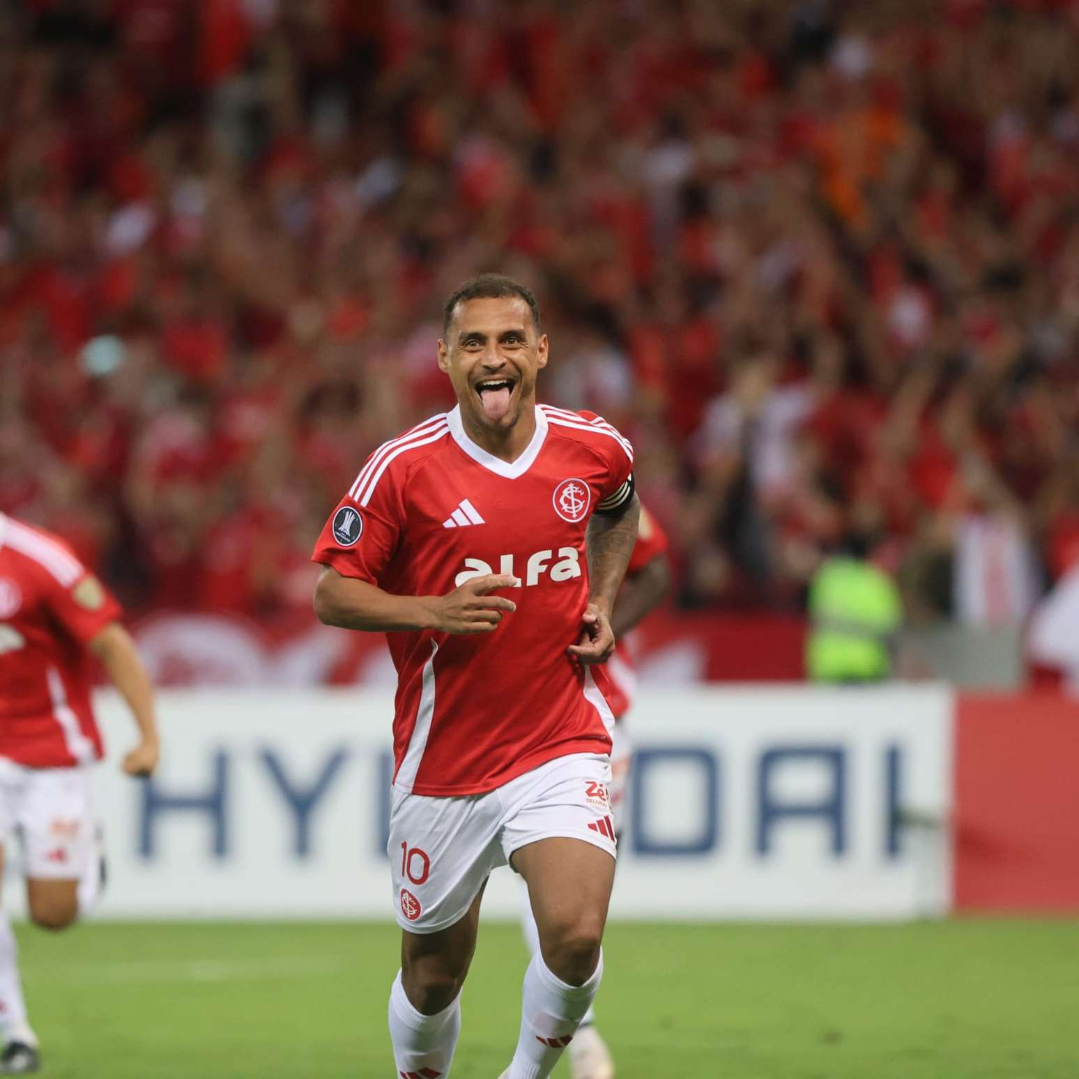 Com hat-trick de Alan Patrick, Internacional derrota Atlético Nacional ...