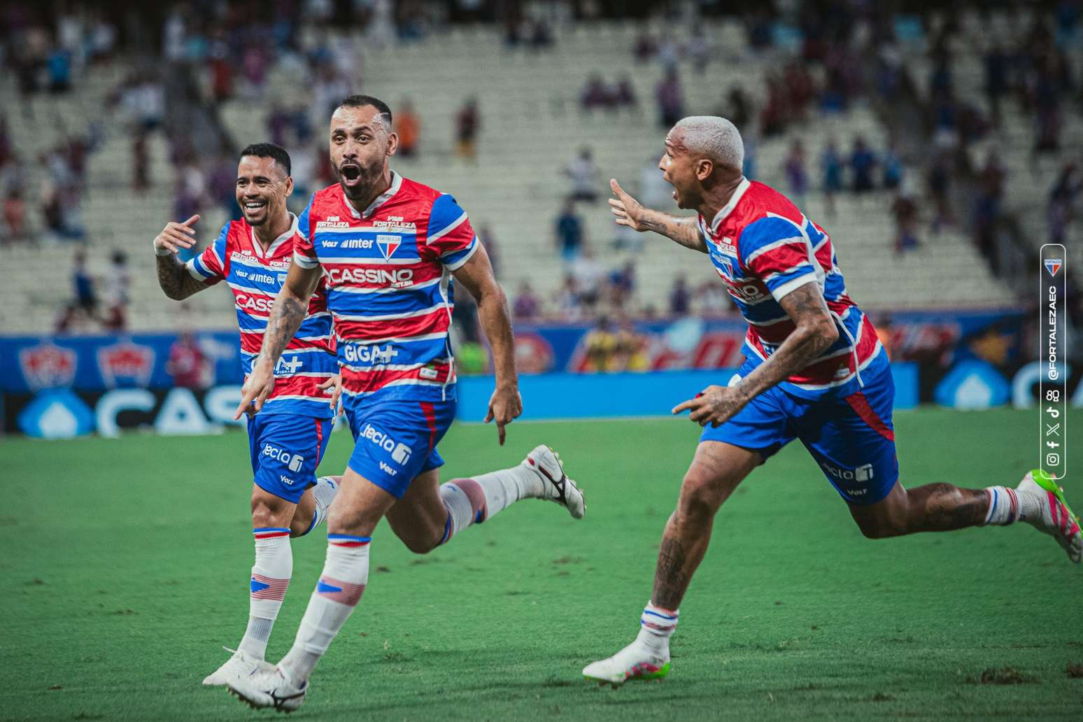 Moisés se lesiona em comemoração de gol anulado após empurrão de ...