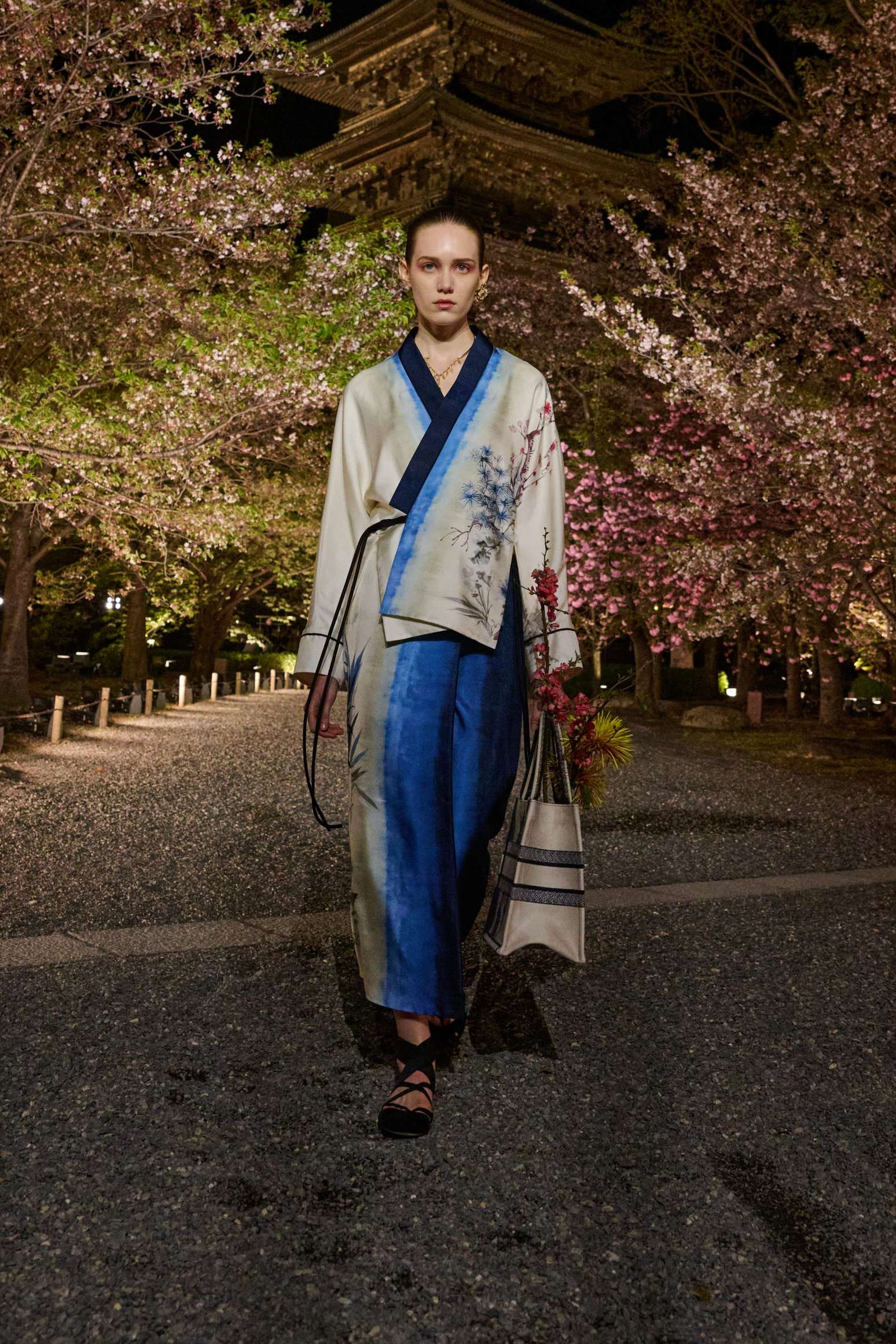 Com Isabelle Drummond, Dior desfila versões do quimono no Japão